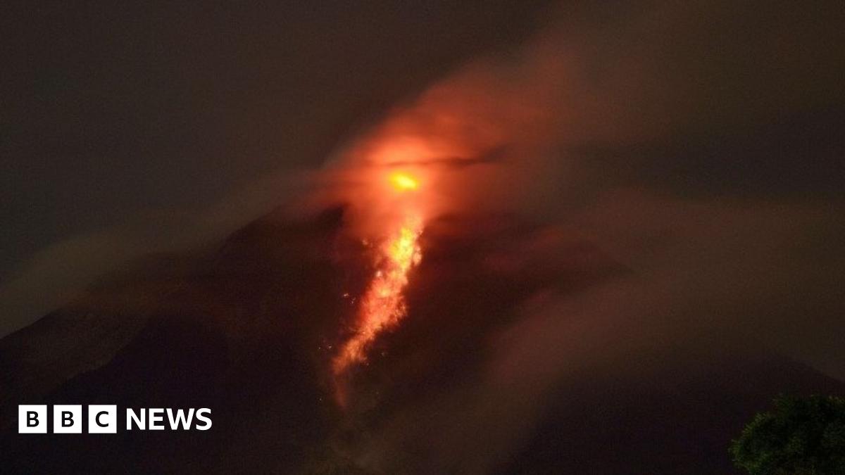 Indonesia volcano Mt Sinabung in fresh eruptions - BBC News