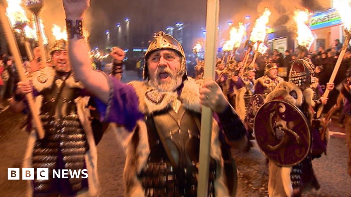 In pictures: Torchlight procession in Edinburgh - BBC News