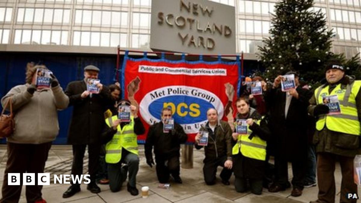 Metropolitan Police civilian staff on New Year's Eve strike - BBC News