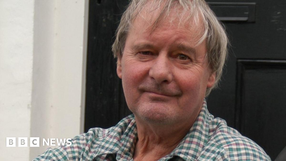 John Fortune, satirical comedian, dies aged 74 - BBC News