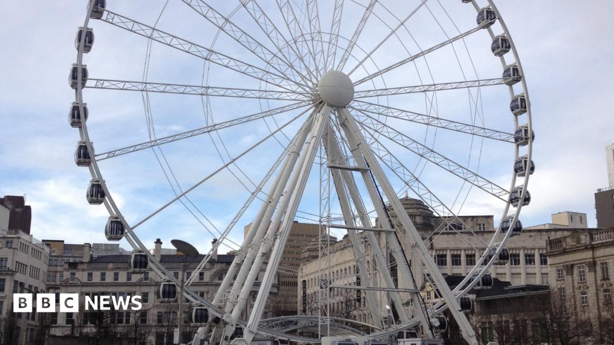 Manchester big wheel returns for New Year celebrations - BBC News