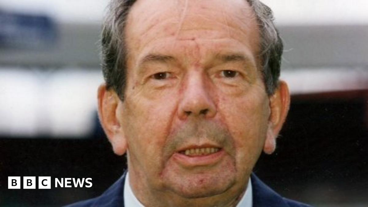 West Bromwich Albion club president John Silk dies - BBC News