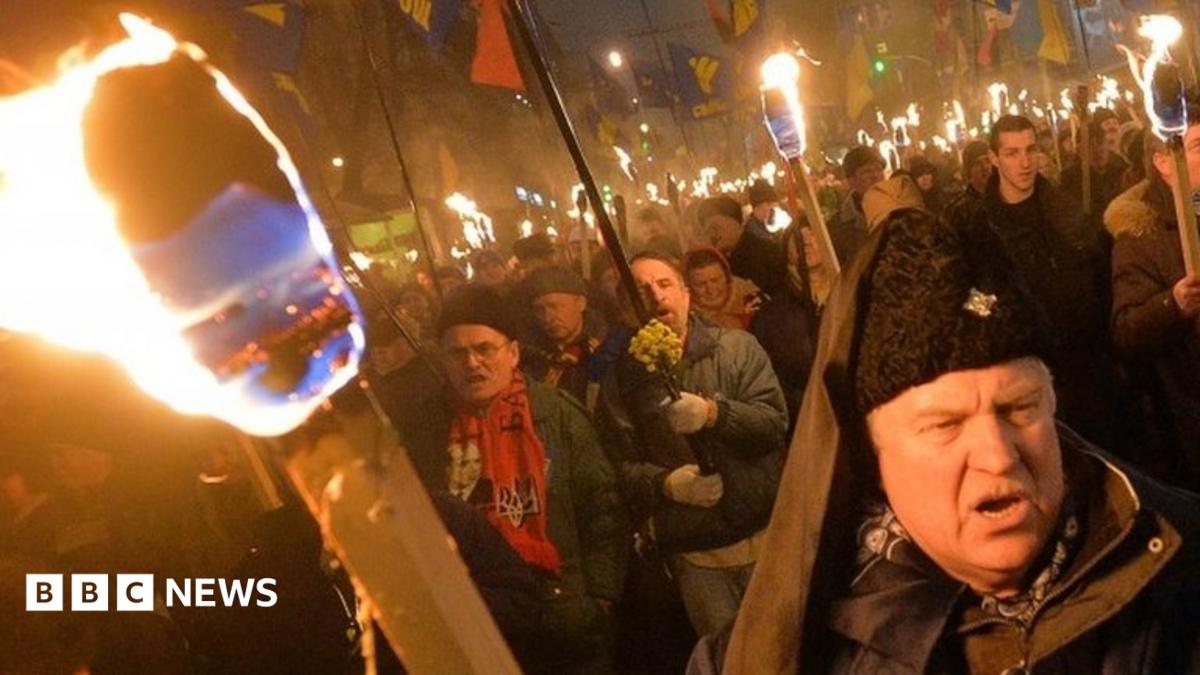Ukraine's far-right Svoboda party hold torch-lit Kiev march - BBC News