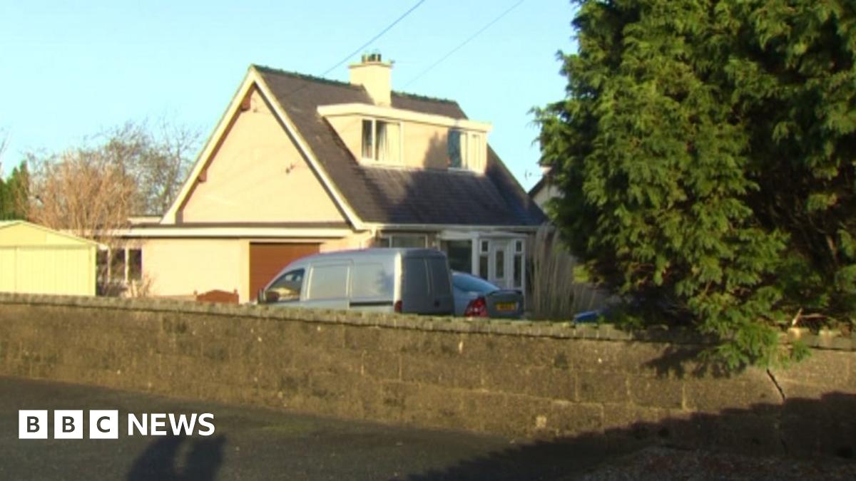 Smoke alarms help save Anglesey fire couple - BBC News