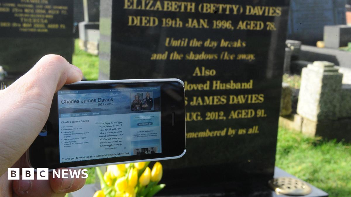 Son fits QR code on war hero father's gravestone - BBC News