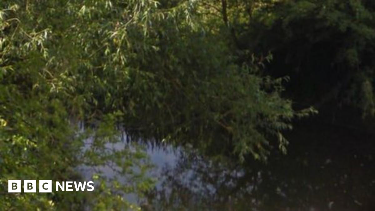 River Leam flood warnings lifted ahead of more rain - BBC News