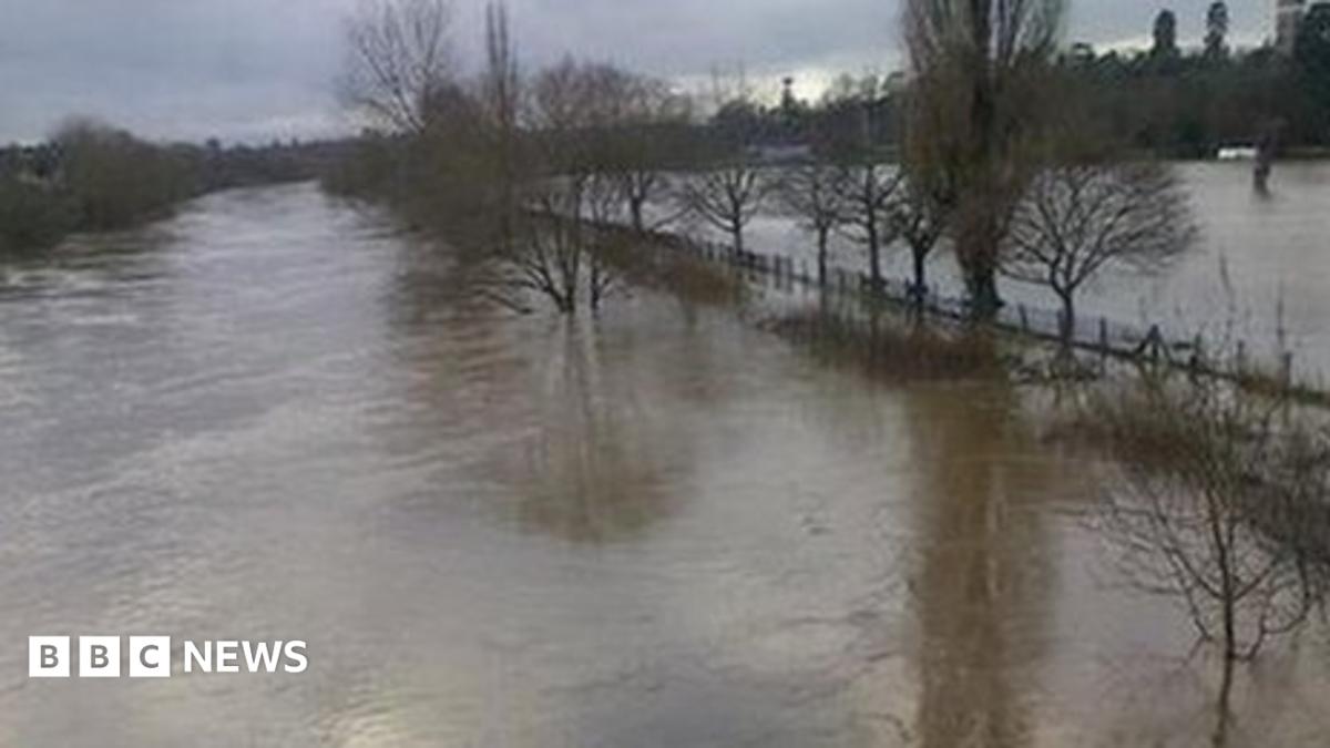 River levels in Herefordshire and Worcestershire 'to reach peak' - BBC News