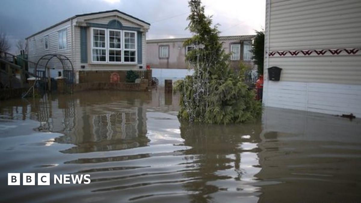 Kent residents warned to remain on alert for more floods - BBC News