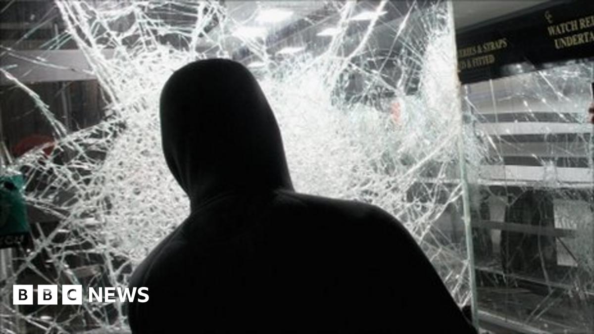 London riots: 133 still not compensated, Labour says - BBC News