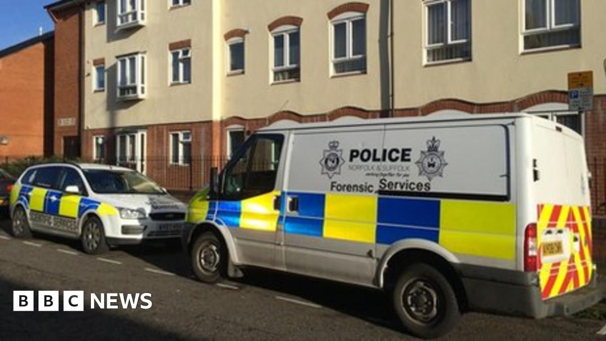 Ipswich stabbing: Man 'stable' after attack in flat - BBC News