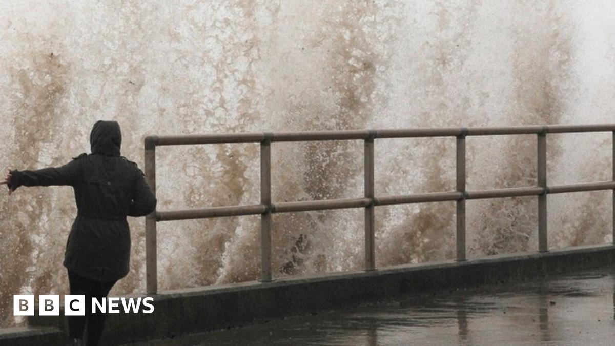 In pictures: UK storms disruption - BBC News