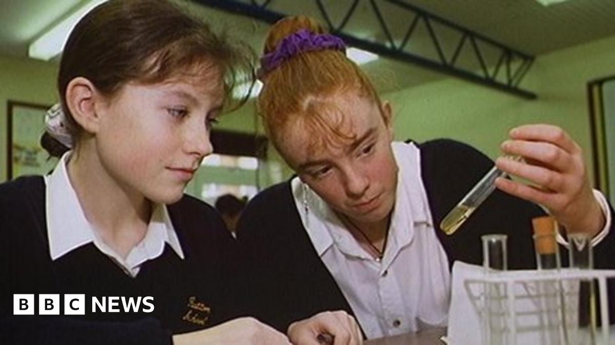 Exam board wants experiments graded in science A-levels - BBC News