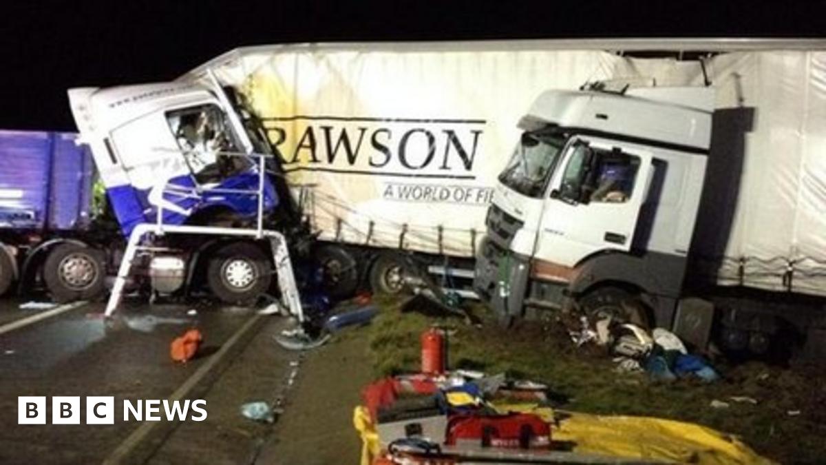 A1(M) southbound reopens after lorry crash near Wetherby - BBC News