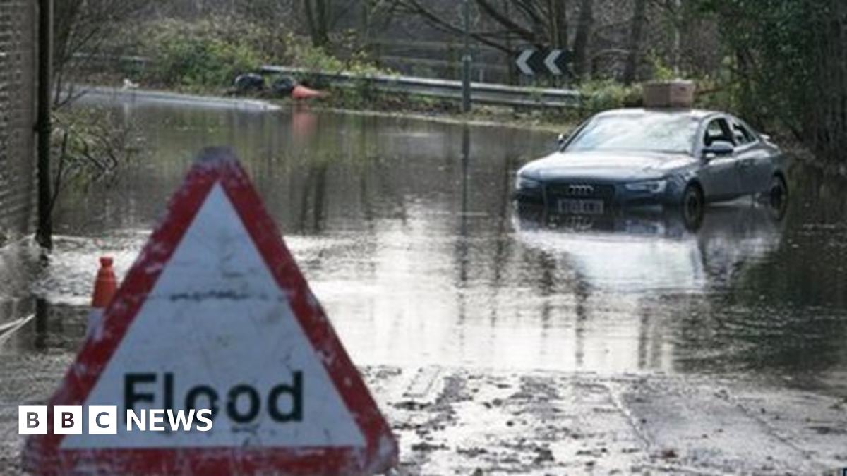 Flood warnings as River Thames and Wey rise in Surrey - BBC News