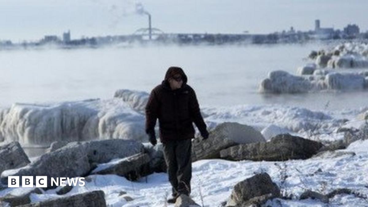 Freezing cold v sizzling heat: Which is worse? - BBC News