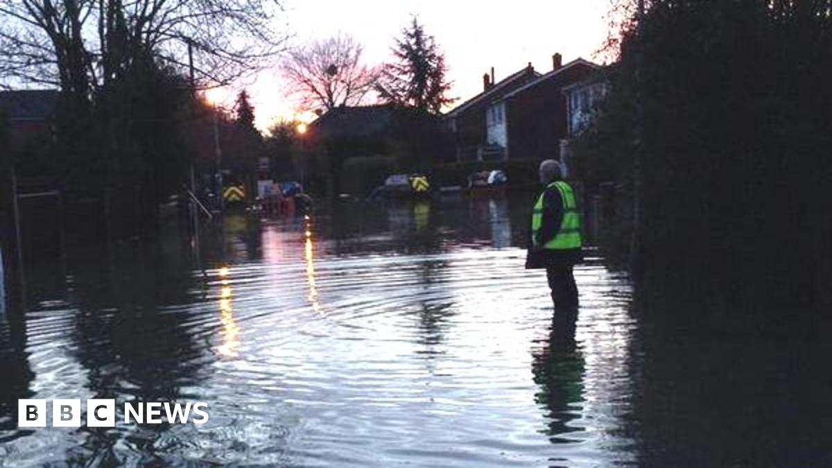 Purley-on-Thames residents angry over flood defence delays - BBC News