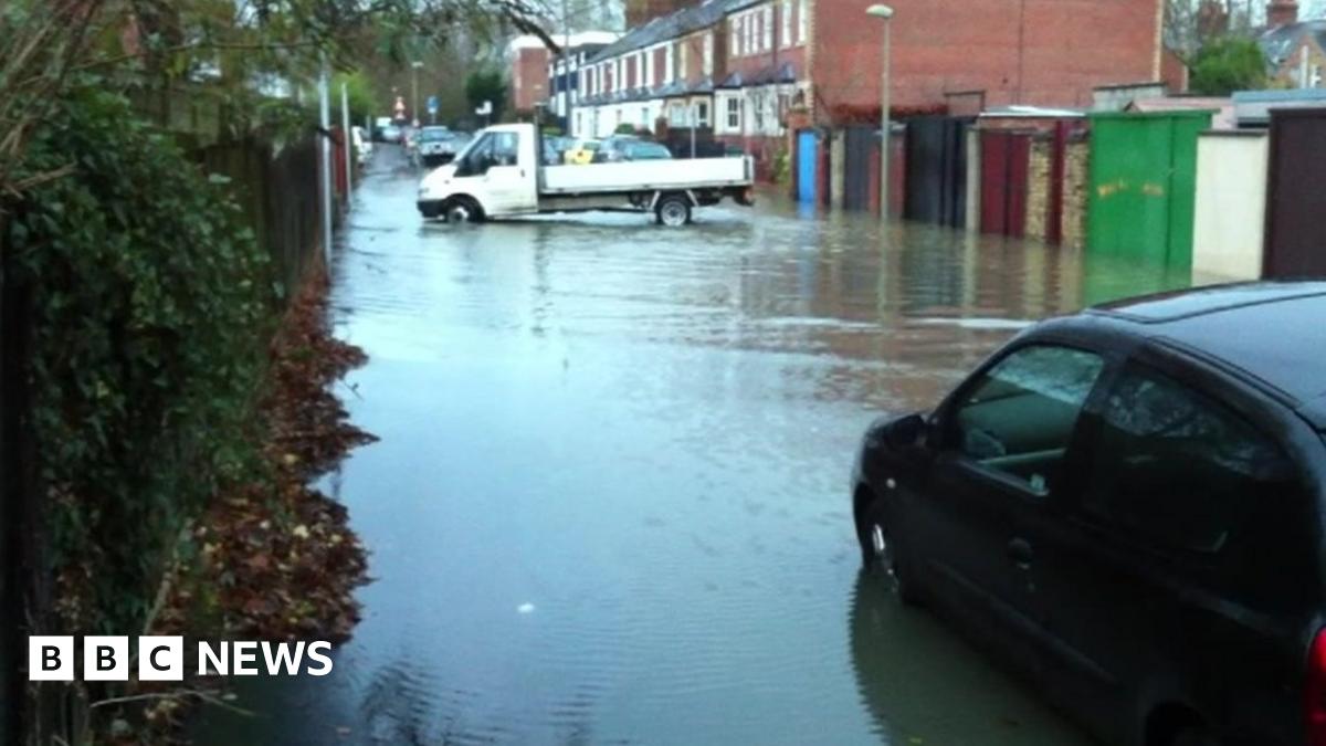 Oxford residents flee rising flood waters - BBC News