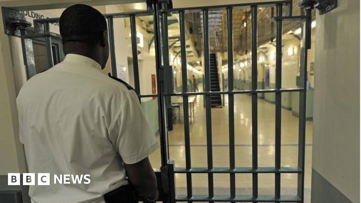 UK and Nigeria sign prisoner-exchange deal - BBC News