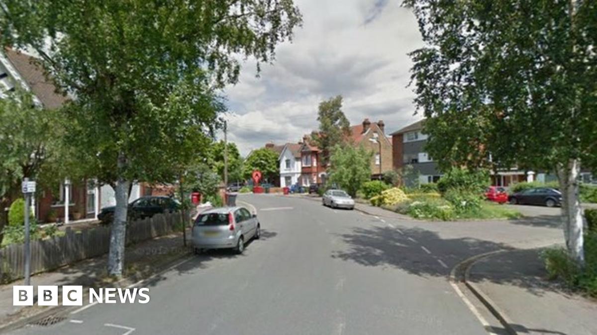 Slough 'rat run' Lansdowne Avenue closed to through traffic - BBC News