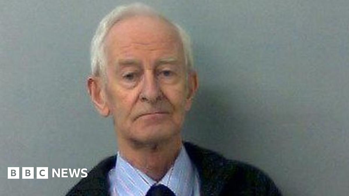 Jailed ex-Vale councillor John Morgan told to pay £5 - BBC News