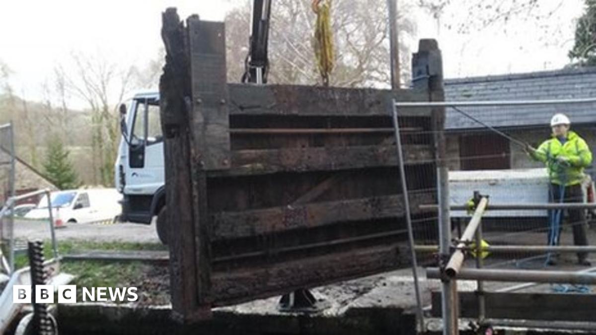 Canal restoration 'open to public' at Lock 65, Llangynidr - BBC News
