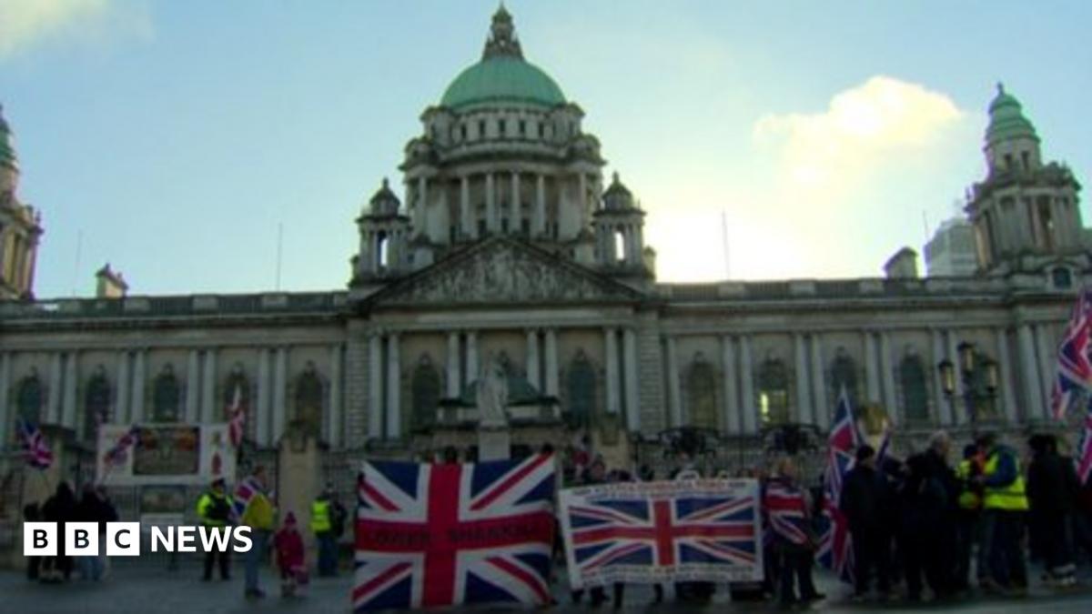 Late loyalist protest in Belfast breaches parade ruling - BBC News