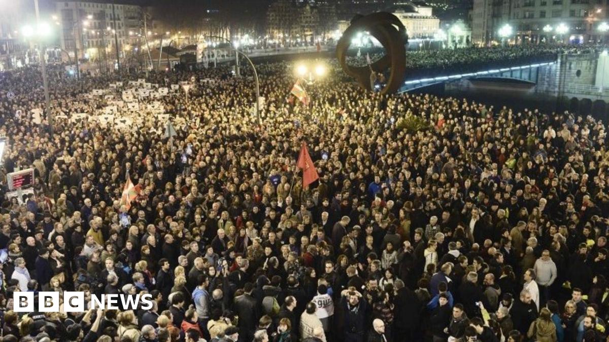 Huge march in Spain after ban on Eta prisoner rally - BBC News