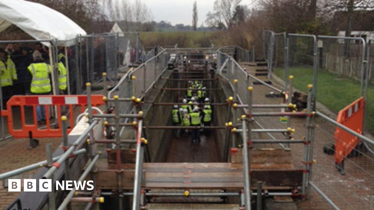 Work starts on Grindley Brook canal refurbishment - BBC News