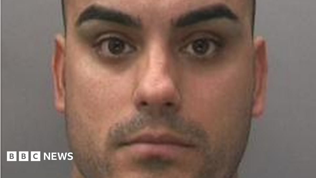Ex-detective Daniel Watts jailed for passing data to drug dealer - BBC News