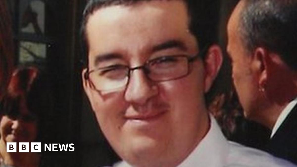 Terry Davies death: £10,000 reward over Littlehampton arson - BBC News