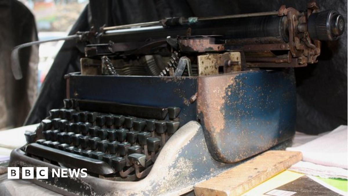 India's street typists heading for a final full-stop - BBC News