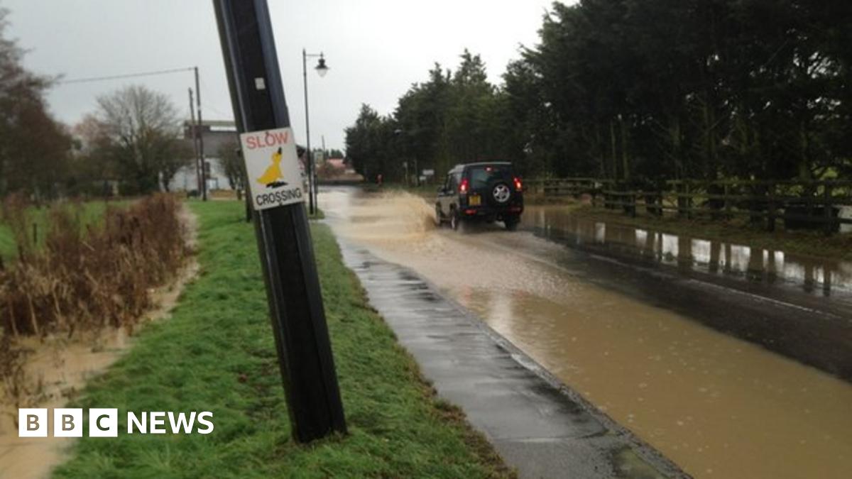 Floods close Fairglen interchange near Southend - BBC News