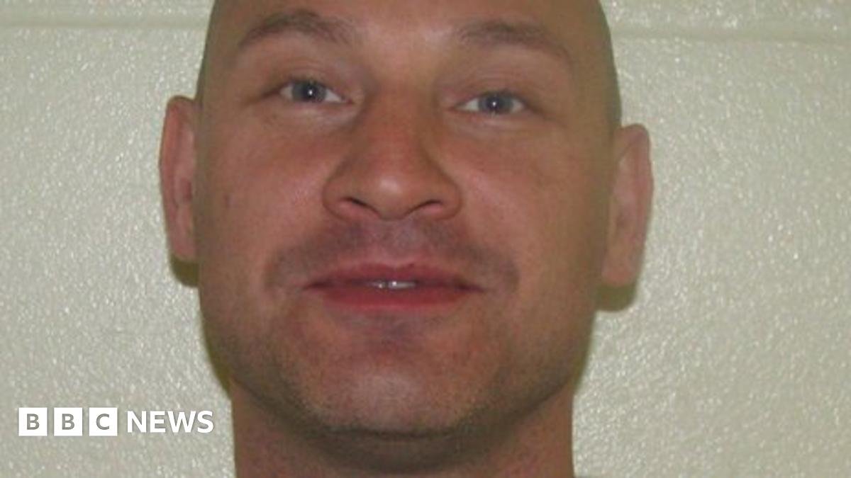 Convicted killer Christopher Woodward escapes from jail - BBC News