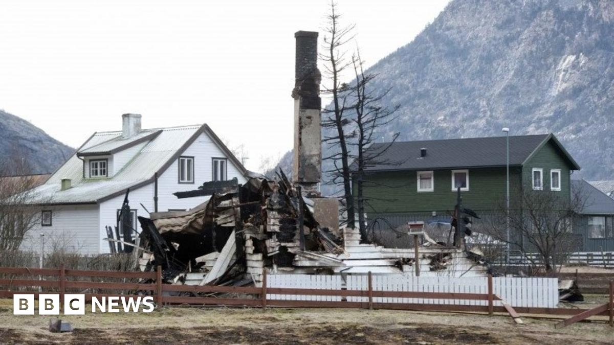 Norway fire chars wooden village of Laerdalsoyri - BBC News