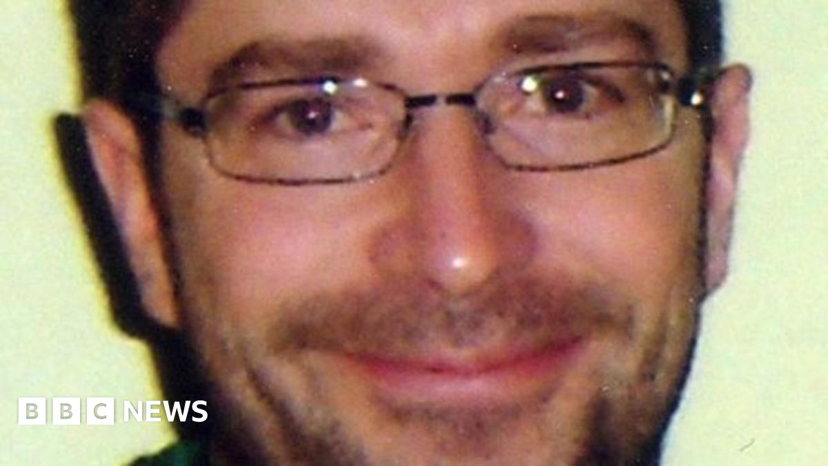 Tribute paid to Stonehaven sea death paramedic Peter Trudgill - BBC News