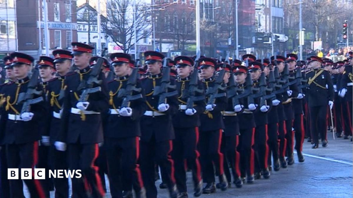 Nottingham crowds welcome soldiers as they parade through city - BBC News
