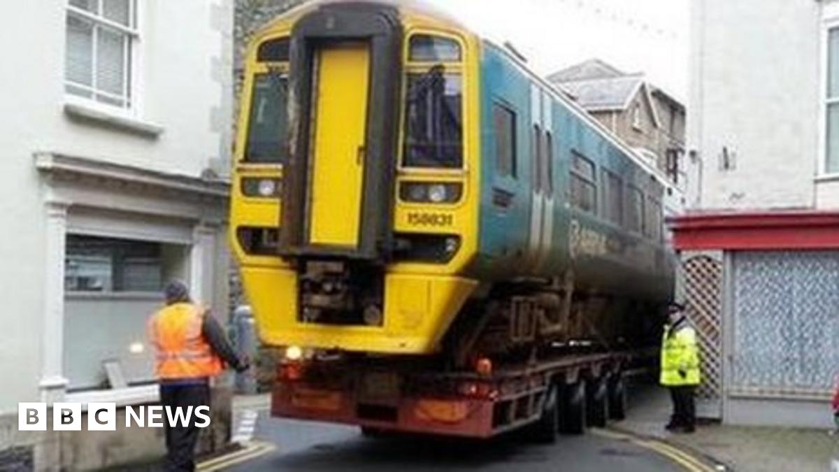 #BBCtrending: 'Go home train, you're drunk' - BBC News