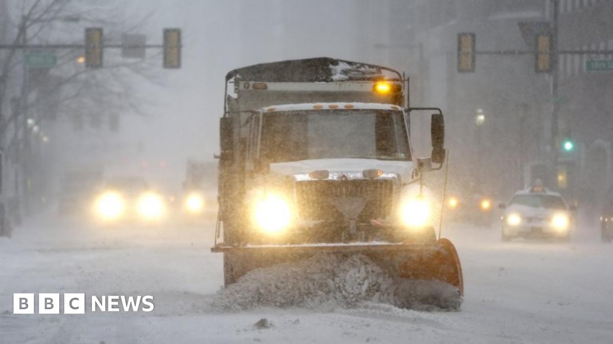 US east coast hit with heavy snow and bitter cold - BBC News