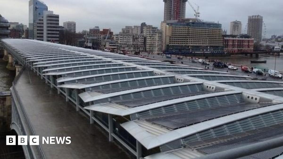 Solar bridge unveiled at Blackfriars station - BBC News