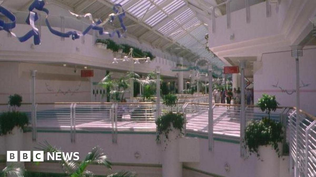 Lakeside shopper gives birth outside Primark store - BBC News