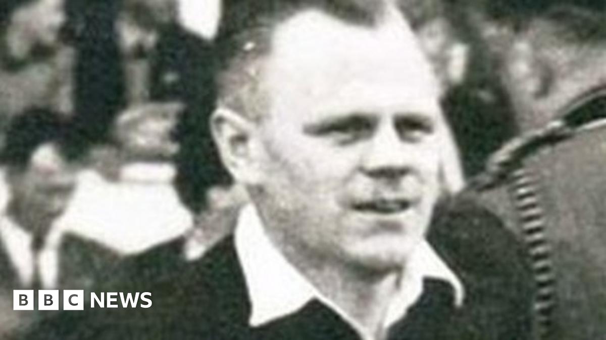 Referee Mervyn Griffiths remembered with blue plaque - BBC News