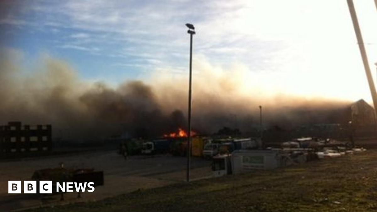 Fire destroys Dublin recycling plant - BBC News