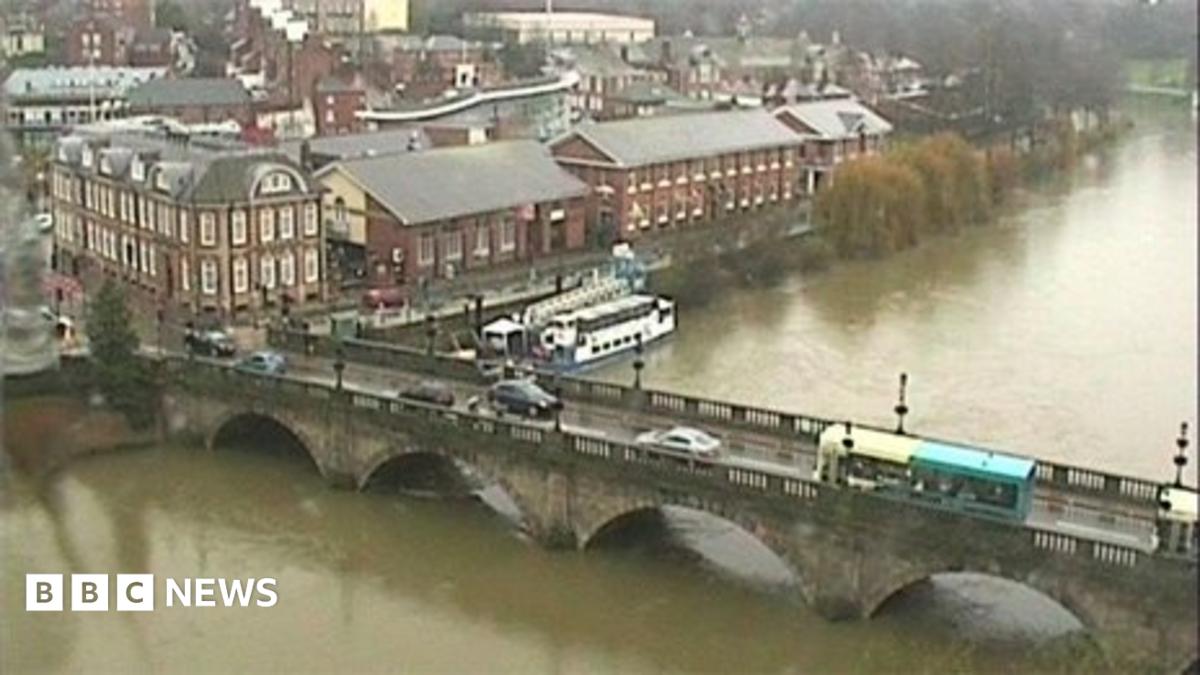 Ironbridge flood barriers go up as river levels rise - BBC News