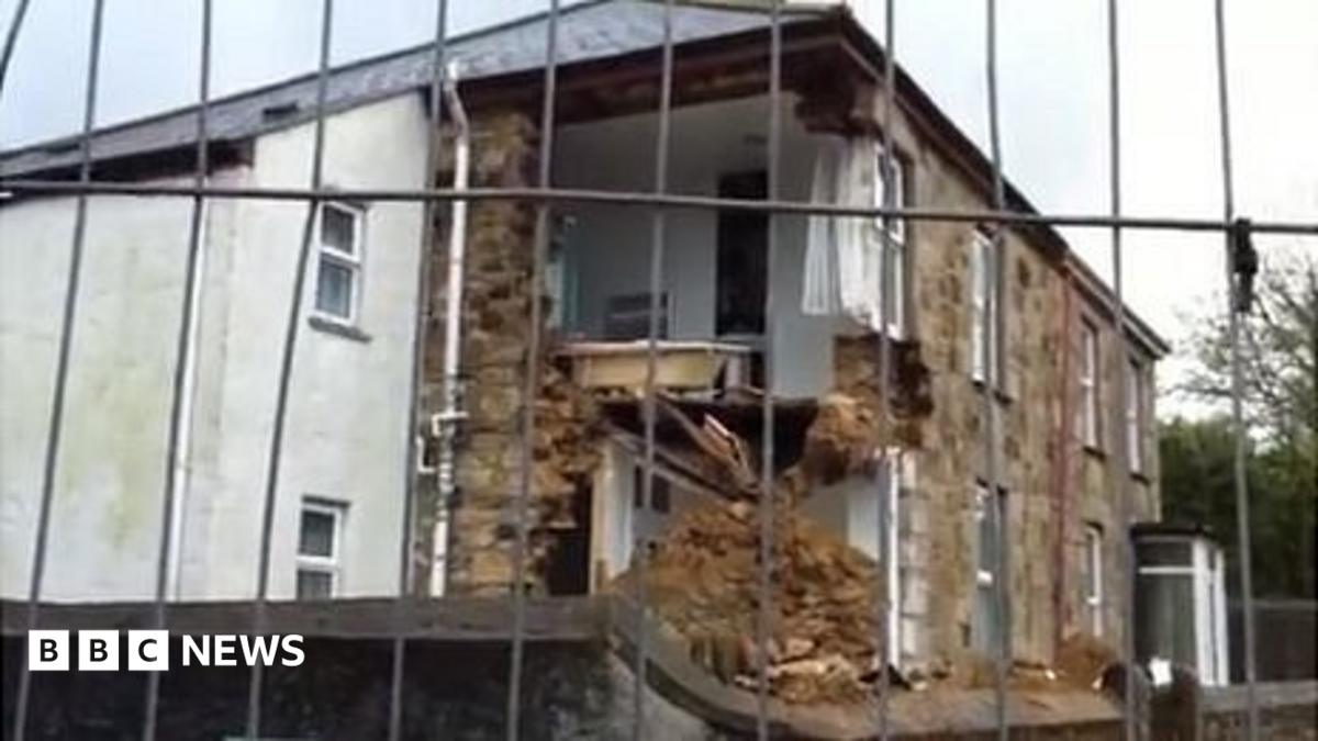 Camborne house section 'collapses into mine shaft' - BBC News