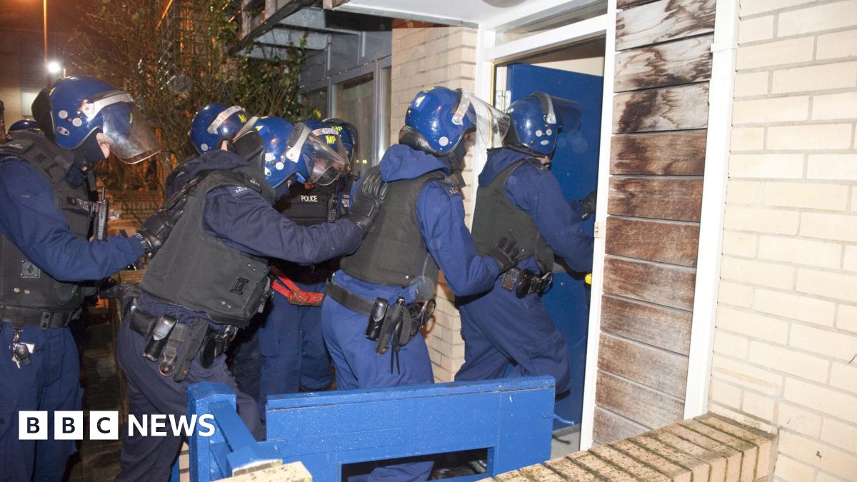 London gangs expanding across UK, Met Police warns - BBC News