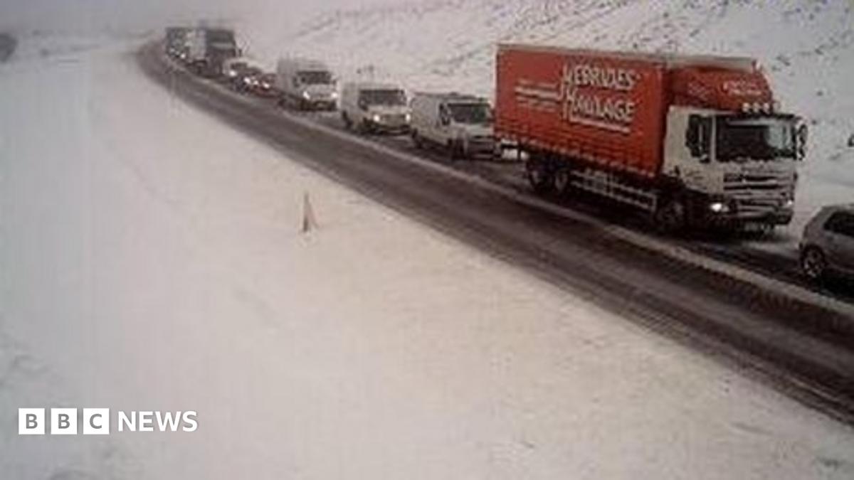 A9 reopens after three-vehicle crash in blizzard conditions - BBC News