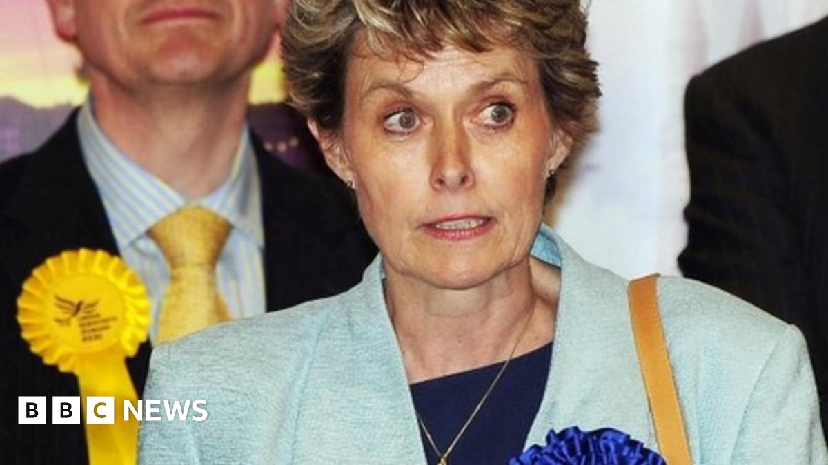 Conservative MP Anne McIntosh loses de-selection vote - BBC News