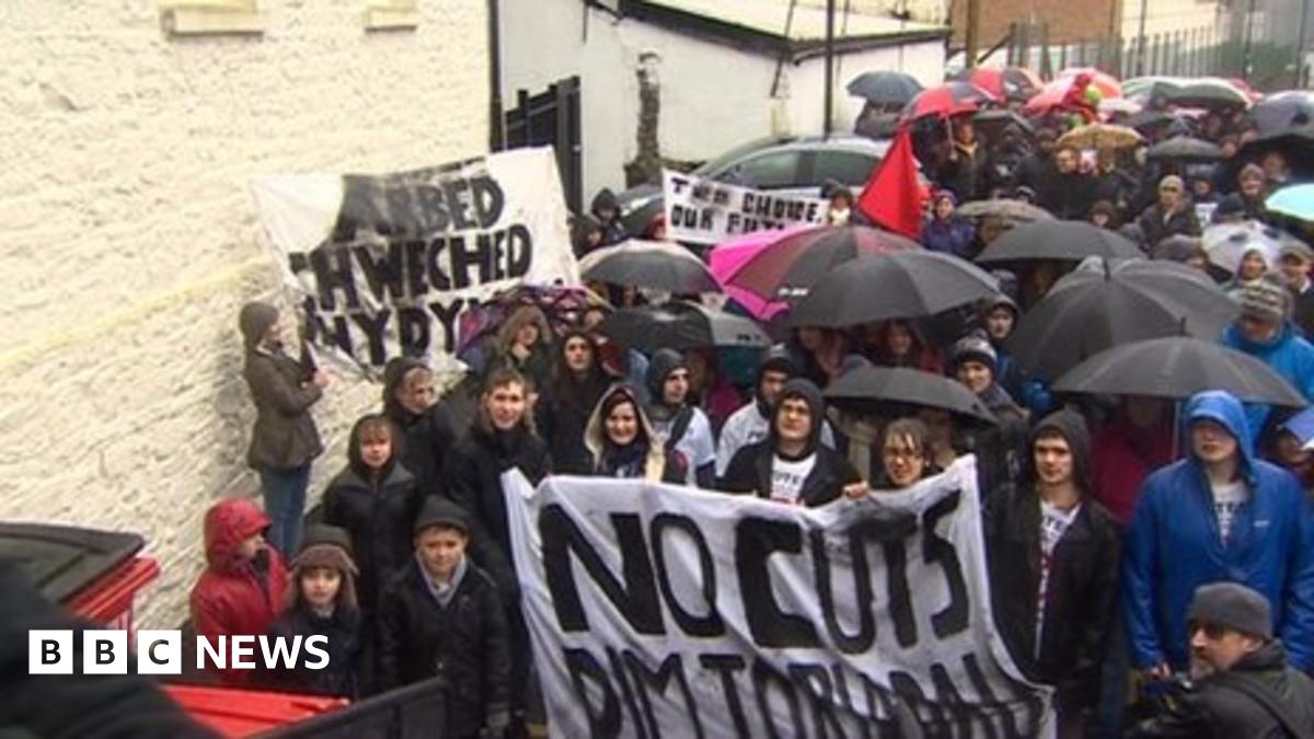 Hundreds protest against Merthyr council's cuts plan - BBC News