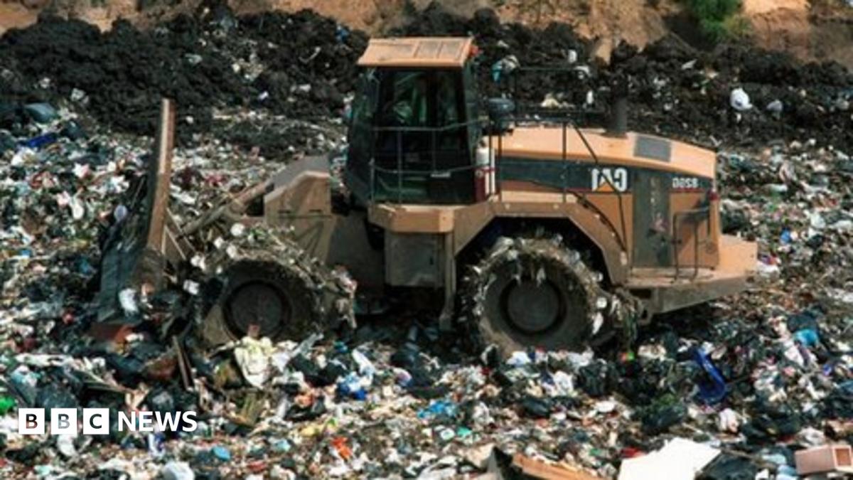 Complaints about smell from landfill site in Surrey - BBC News