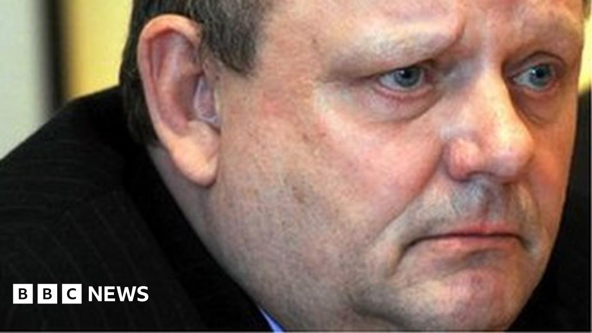 Michael Copeland, not police, hit wife during loyalist protest - BBC News